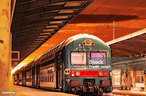 빈티지 토닝 화려한 석양에 철도 역에서 현대 고속 통근 열차 철도 플랫폼에서 기차 베니스 이탈리아 철도 관광 합니다 개념 기차에 대한 스톡 사진 및 기타 이미지 Istock