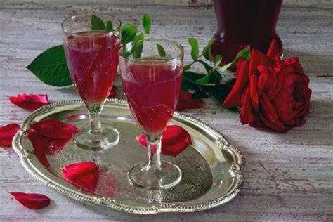 СЕГА Е ОДЛИЧНО ВРЕМЕ ДА НАПРАВИТЕ ЛИКЕР ОД РОЗА Мисли