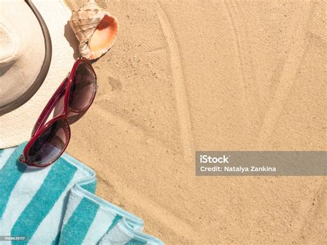 복사 할 수있는 장소가있는 바다에서 휴식을 취하기위한 수건과 여름 액세서리가있는 모래 사장 여행용품 개념에 대한 스톡 사진 및 기타 이미지 Istock