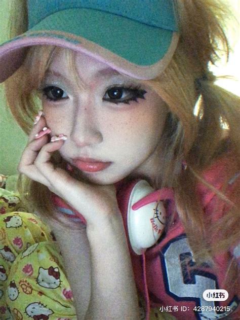 Pin On Pretty Cute Makeup Looks Gyaru Headshot Poses
