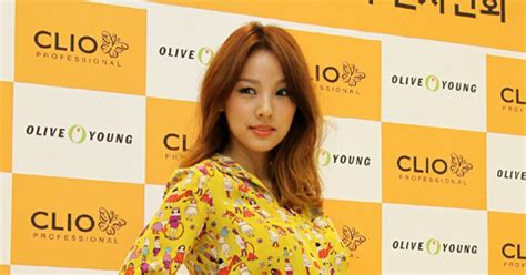 포토 이효리 섹시한 구리빛 각선미