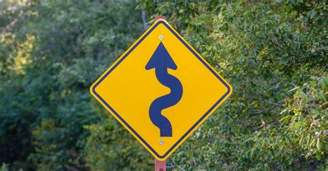 집 밖의 간판 경고 표시 경로 고속도로 표지판 곡선 곡선 화살표 공공 안전 교통 표지판 굴곡 굴곡 도로 굴곡이 있는 급회전 나무 나무 기둥