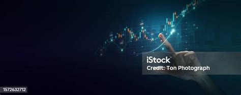 주식 그래프 및 재무 차트 그래프 및 차트 홀로그래프 기술로 주식시장의 주식시장 금융규모를 분석합니다 고화질 사진 가격에 대한 스톡 사진 및 기타 이미지 Istock