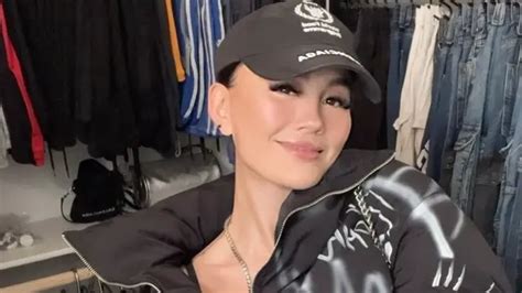 Agnez Mo Pulang Ke Tanah Air Siap Tampil Total Di Hut Ke 31 Indosiar