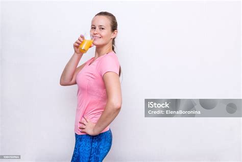 1 Gadis Kulit Putih Dengan Pakaian Olahraga Minum Jus Jeruk Gadis