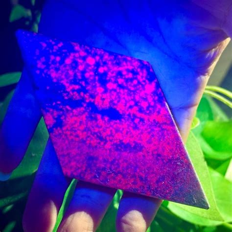 107g Natural Blue Sapphire And Ruby Rhomb Fluorescence Effect Reiki