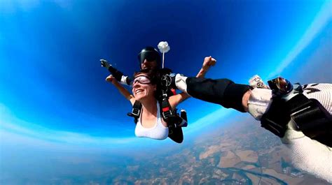 Mady Gio Modell Ejtőernyőzés Közben Készült Videója Vírusként Terjed A