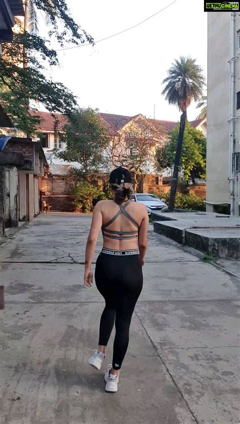 Neha Bhasin Instagram Sunday Motivation Dance Workouts 💃😘