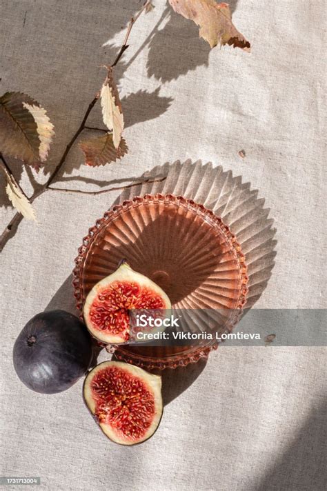 미적 최소한의 가을 음식 정물 중성 베이지색 린넨 식탁보 배경에 접시 마른 나뭇잎 가혹한 햇빛 그림자가 있는 무화과 열매를 통째로 잘라냅니다 가을에 대한 스톡 사진 및 기타