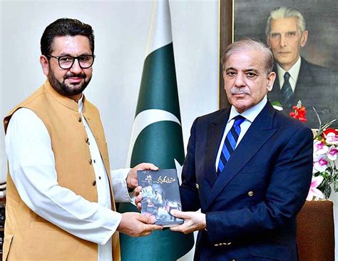 Senior Journalist Saleem Safi Presenting His Latest Book Aur Tabdeeli Galay Par Gayi” To Prime