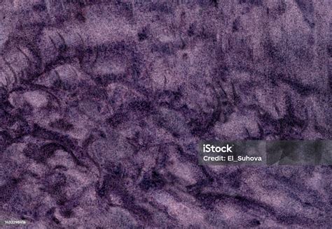 추상 짙은 보라색 손으로 그린 수채화 수평 배경에는 반점 스플래시 줄무늬 파도 그라데이션 톤이 변경된 동일한 색상의 모양이 있습니다 0명에 대한 스톡 벡터 아트 및 기타