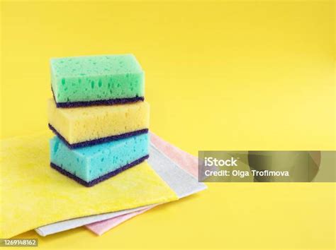 부엌 욕실 및 청소 개념의 다른 영역에서 다양한 표면을 청소하기위한 컬러 헝겊과 스폰지 세트 맨 위 보기입니다 플랫 레이 가사 집안일에 대한 스톡 사진 및 기타 이미지