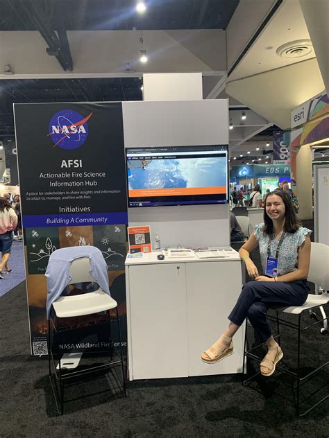 madeline duhnoski 23 attends 2022 esri user conference during nasa