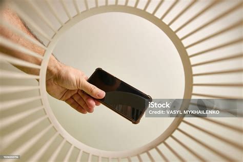 고장난 스마트폰은 폐기 및 재활용을 위해 쓰레기통에 버려집니다 아래에서 볼 수 있습니다 폐기물 처리 및 처리의 개념 Brand Name Smart Phone에 대한 스톡