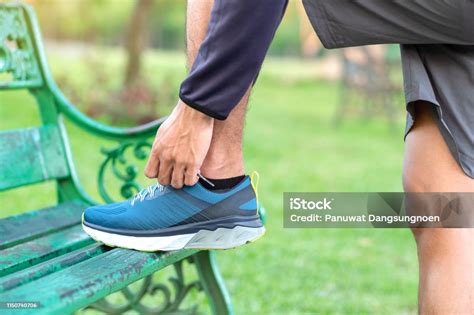 젊은 선수 남자는 공원 야외에서 실행 신발을 묶는 남성 주자는 외부도로에 조깅에 대 한 준비 아시아 피트 니스 걷기와 아침에 보도에 운동 웰빙 및 스포츠 컨셉 개념에 대한