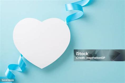 복사 공간이 있는 밝은 배경에 파란색 리본이 있는 흰색 빈 하트 모양의 카드의 평면도 사진 0명에 대한 스톡 사진 및 기타 이미지 0명 개념 공란 Istock