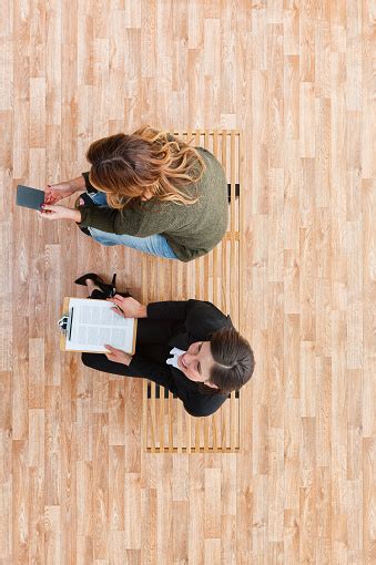 직접 위의 보기 1 인 전체 길이 2 명 2 029 세 아름 다운 백인 여성 우정 비즈니스 맨 비즈니스 맨 매니저 고객 앉아 휴식 말하는 양복 시원한 자세 20 24세에