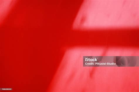 아침 햇살이 비치는 빨간 벽 복사 공간을 위한 빨간색 배경 0명에 대한 스톡 사진 및 기타 이미지 0명 그림자 기하 도형 Istock