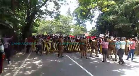 පේරාදෙණි සිසු විරෝධයට ජල ප්‍රහාරයක් Lankadeepa Online