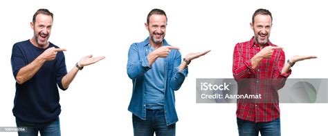 깜짝 놀라게 하 고 손으로 제시 하 고 손가락으로 가리키는 동안 카메라에 웃 고 고립 된 배경 위에 중 년 수석 노인의 남자 콜라주 가리키기에 대한 스톡 사진 및 기타