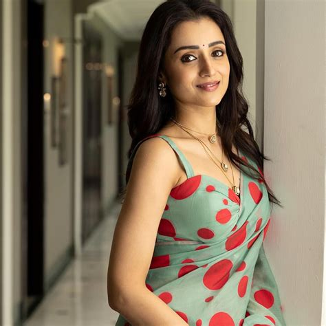 కుర్ర హీరోయిన్స్‌కు గట్టి పోటీ ఇస్తున్న త్రిష నాలుగు పదుల వయసులోనూ ఏం అందం గురూ