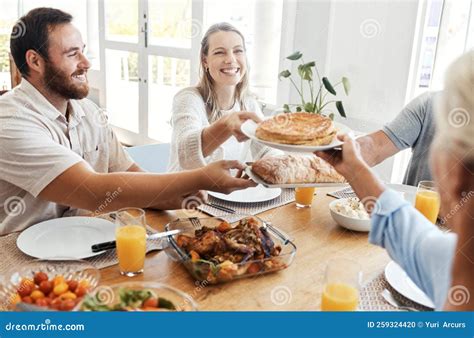 Almuerzo Familiar Grande Y Comida En El Comedor De Casa Con Gente Que