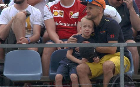 Видео Перез го расплака малиот навивач по судирот на Хунгароринг