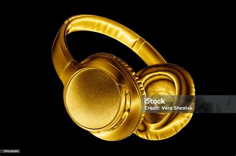 검은 색 배경에 황금 빛나는 무선 헤드폰 격리 닫힘 고급 골드 금속 블루투스 헤드셋 현대 하이 엔드 와이파이 노란색 이어폰