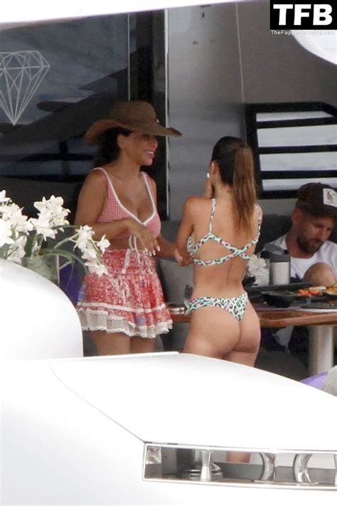 Antonela Roccuzzo Lionel Messi Share Some PDA In Ibiza 17 Photos TheFappening