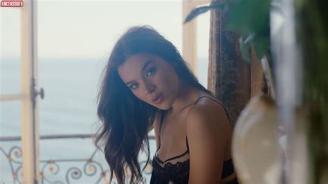 Nackte Hailee Steinfeld In Capital Letters