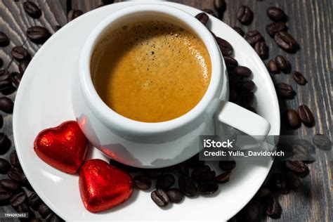 어두운 테이블에 마음의 형태로 에스프레소와 초콜릿 과자의 컵 상단보기 갈색에 대한 스톡 사진 및 기타 이미지 갈색 개념 개념 기호 Istock