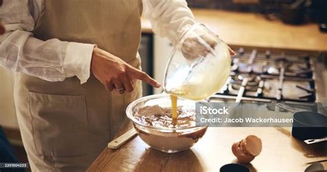 가정에서 학습 교육 또는 아동 발달을 위해 가족 손 또는 부엌에서 베이킹 여자 아이 또는 지시를 위해 재료를 가리키거나 레시피를 보여주거나 디저트를 만드는 카운터에서