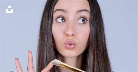 갈색 나무 막대기를 들고 있는 흰색 오프 숄더 셔츠를 입은 여자 사진 Unsplash의 무료 필라델피아 이미지