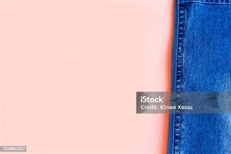 파스텔 핑크 배경 복사 스페이스 탑 뷰 플랫 레이에 지퍼가 있는 블루 데님 소재 패션 배경 데님 텍스처 0명에 대한 스톡 사진 및 기타 이미지 Istock