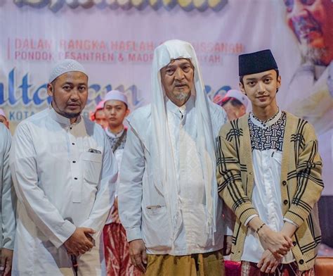 Potret Gus Azmi Askandar Bareng Ulama Besar Bikin Adem