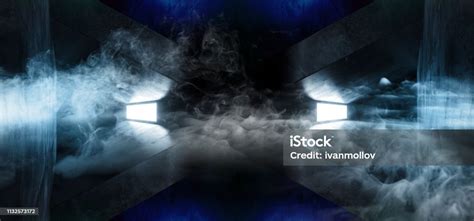 연기 연기 네온 빛나는 파란 백색 공상 과학 소설 미래 현대 Retro 외계인 우주선 콘크리트 그런 지 반사 터널 복도 룸 홀 빈 어두운 3d 렌더링 파란색에 대한 스톡