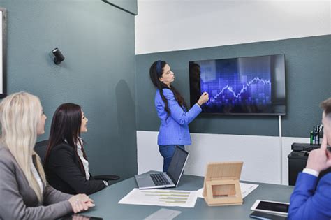 회의실의 대형 Tv 화면을 통해 전략 계획을 발표하는 여성 관리자가 세부 사항을 가리키고 있습니다 가리키기에 대한 스톡 사진 및 기타 이미지 Istock