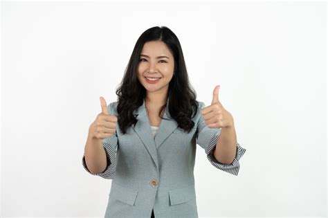 엄지손가락을 치켜세우는 제스처와 흰색 배경을 가진 행복한 웃는 비즈니스 여성 Junts Pel Sí에 대한 스톡 사진 및 기타 이미지 Junts Pel Sí 검정 머리