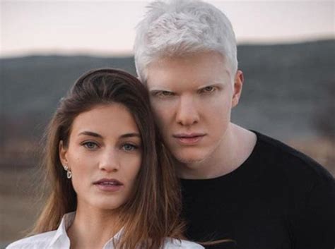 ბერა ივანიშვილმა ცოლს მიბაძა და გარეგნობა შეიცვალა როგორ გამოიყურება დატალღულ თმებში