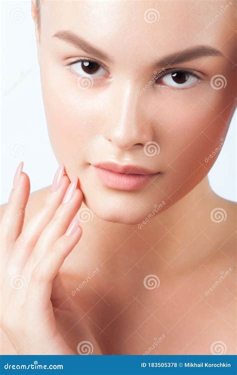 Joven Hermosa Mujer Con La Piel Limpia Y Perfecta Foto De Archivo Imagen De Balneario Edad