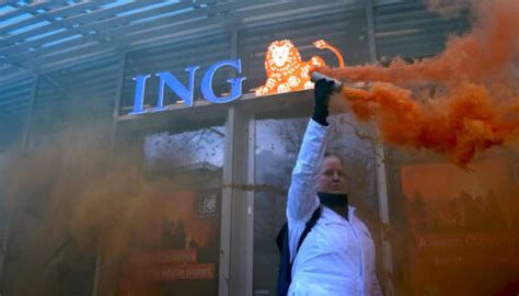 Ing Gebouw Besmeurd En Beplakt Door Extinction Rebellion Actievoerders