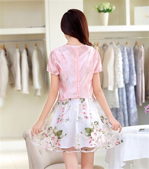 แนะนำ ชุดเดรสสั้นโทนสีชมพูลายดอกไม้