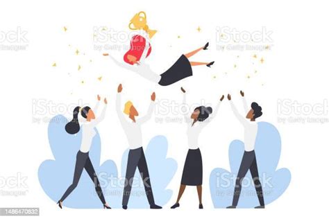 직원들은 공중에서 상금으로 우승자를 던지고 행복한 사무실 사람들은 비즈니스 성공을 축하합니다 1위에 대한 스톡 벡터 아트 및