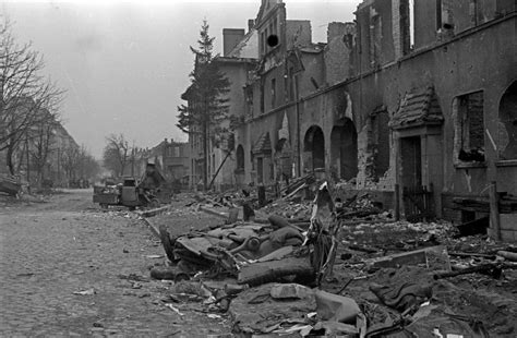 Уничтоженные автомобили и разрушенные здания на улице в пригороде Берлина — военное фото