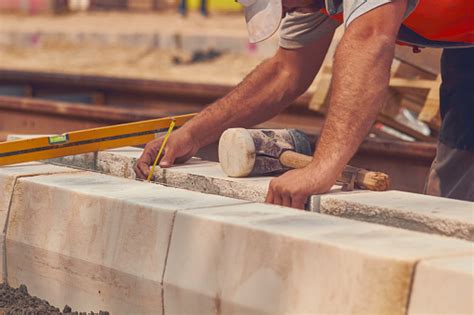 콘크리트 블록을 평준화 하는 테이프를 측정 하 여 실제 건설 노동자 강철에 대한 스톡 사진 및 기타 이미지 강철 거리 건설 기계류 Istock