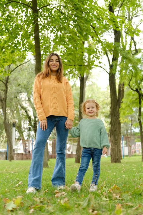 Madre Amorosa Camina Con Su Linda Hija En El Parque Mamá E Hija Posan
