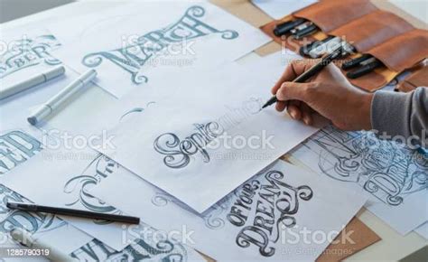 타이포그래피 서예 아티스트 디자이너 드로잉 스케치는 철자펜 브러시 잉크 종이 테이블 아트워크를 편집합니다 직장 디자인 스튜디오 공예에 대한 스톡 사진 및 기타 이미지