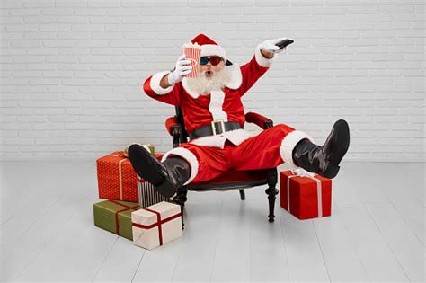 스튜디오에서 팝콘과 함께 Tv를보고 안락 의자에 산타 클로스 산타 클로스에 대한 스톡 사진 및 기타 이미지 산타 클로스 12월 겨울 Istock