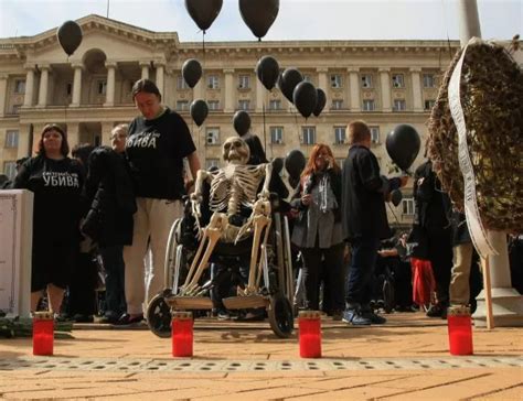 Родители на деца с увреждания протестират с палатков лагер пред НС на 1 юни Новини от Actualno