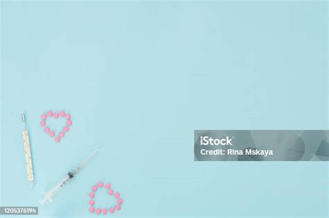 분홍색 알약 온도계 연한 파란색 배경에 주사기로 만든 두 개의 하트 계절 성 질병 의학 개념 복사 공간 상단보기와 플랫 레이 스타일 0명에 대한 스톡 사진 및 기타 이미지
